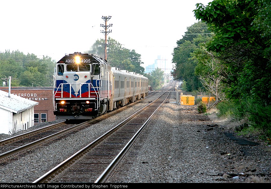 MNCW 4905 is approaching East Rutherford side of platforms.